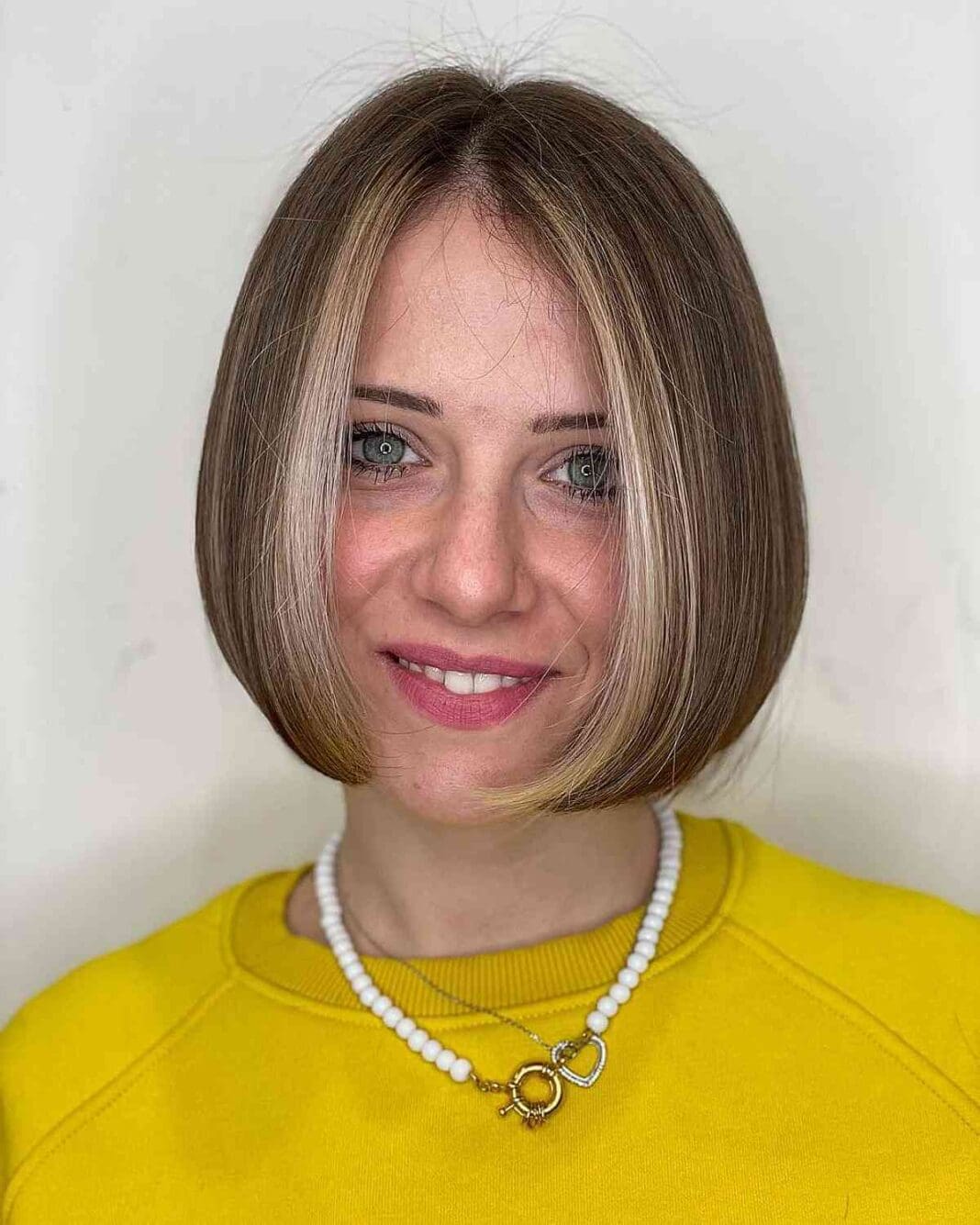 22 Cutest Above-The-Shoulder Haircuts for A Perfect In-Between Length